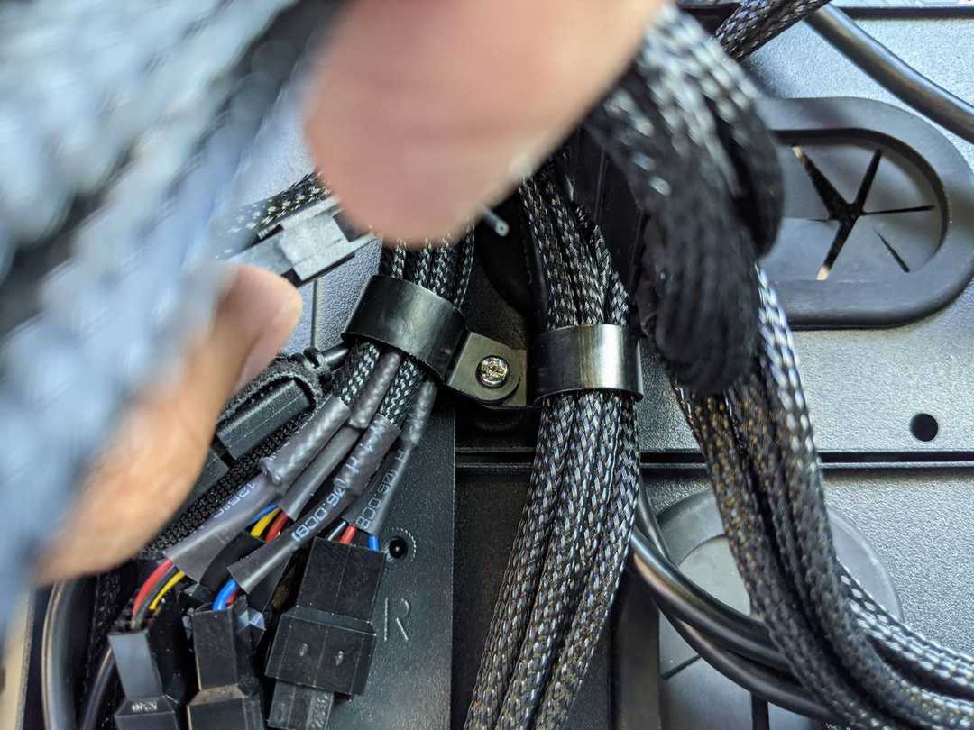 Cable Management - Amazing Goose